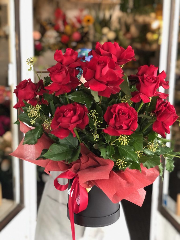 10 Stems red roses in medium hat box – Monstera Flowers
